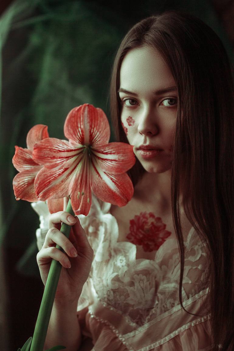 The stinging girl with flowers in her hands - Limited Edition of 5 ...