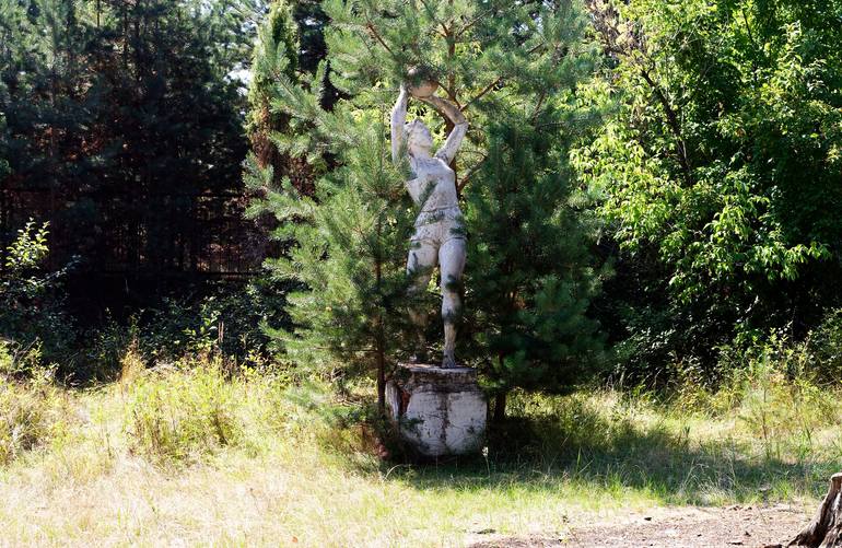 Thinking about time. Sculptures in the process of destruction. Woman ...