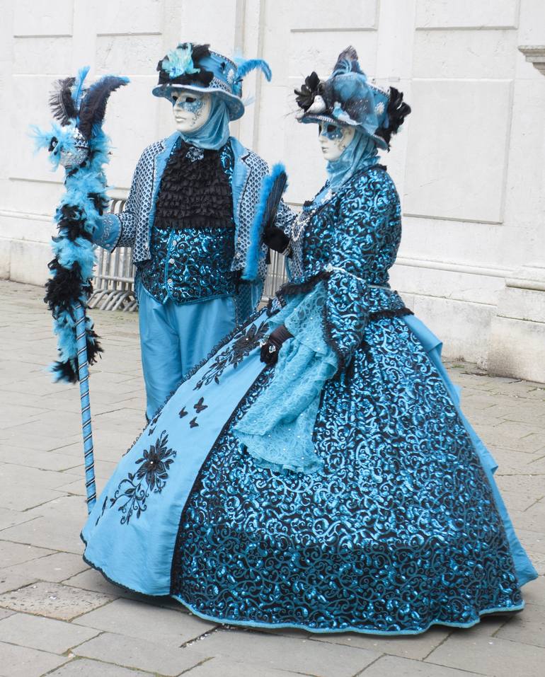 Couple in blue carnival costumes and masks on Venice carnival ...