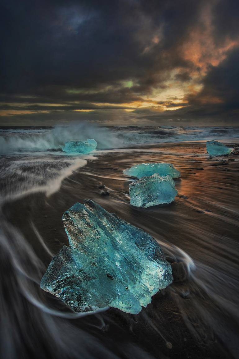 Sunset over the sea ice strewn Jokulsarlon beach, Iceland. Photography ...